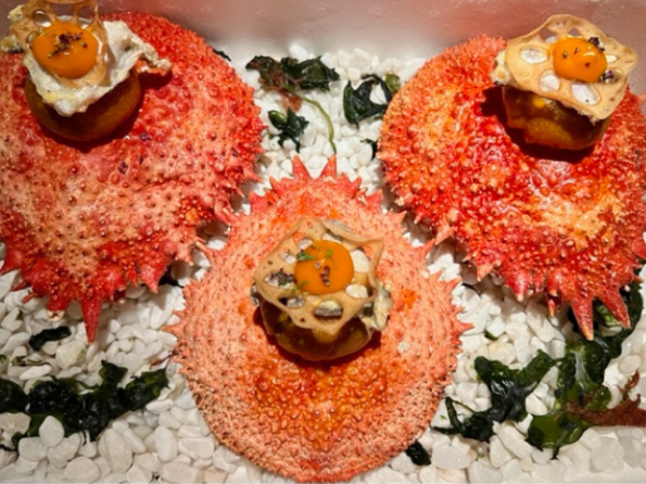 CENTOLLO SINGAPORE - LAS MANOS EN LA MESA